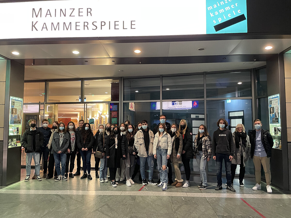 Sophokles Antigone: Latein-Grundkurs und Deutsch-Leistungskurs besuchten die Mainzer Kammerspiele